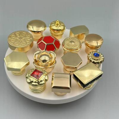 China Custom Logo Zinc Alloy Perfume Bottle Caps for FEA15 Glass Bottle Antique Brass Finish for sale