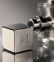 China Luxury Square Zinc Alloy Perfume Cap 24mm Custom Logo Chrome Finish Heavy Metal Bottle Closure for sale