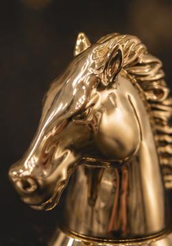 China Luxury Horsehead Zamak Perfume Cap 24mm Polished Metal Finish Custom Design for sale