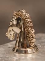 China Luxury Horsehead Zamak Perfume Cap 24mm Polished Metal Finish Custom Design for sale
