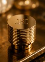 China Premium Ribbed Zamak Perfume Cap 24mm Mirror Gold Finish Custom Logo Engraving for sale
