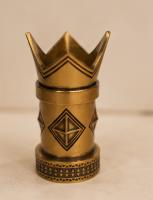 China Antique Gold Crown Zamak Perfume Cap 24mm with Tribal Engraved Details for Luxury Fragrance Packaging for sale