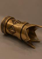 China Antique Gold Crown Zamak Perfume Cap 24mm with Tribal Engraved Details for Luxury Fragrance Packaging for sale