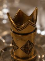 China Antique Gold Crown Zamak Perfume Cap 24mm with Tribal Engraved Details for Luxury Fragrance Packaging for sale