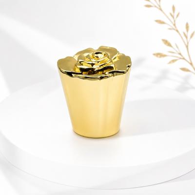 China Factory Custom Logo Mirror Polished 3D Rose Flower Zamac Perfume Cap Gloss Gold Zinc Alloy Tapered Cone Floral Lid Compatible FEA15 Glass Women Oud Perfume Bottles for sale