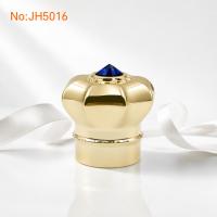 China Hot Selling Dubai Saudi Luxury Mirror Gold 8 Petal Crown Zamac Perfume Cap JH5016 Single Sapphire Blue Crystal Smooth Royal Metal Oud Attar Bottle Cover Custom Engraved Logo for sale