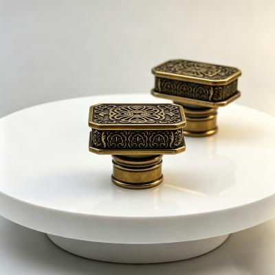 China Premium Custom Logo Luxury Gold Square Perfume Cap Zamac Fragrance Cap for Perfume Bottles for sale