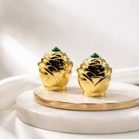China Golden Embossed Pine Cone Shape Perfume Cap Zinc Alloy Fragrance Bottle Top With Emerald Rhinestone Custom Luxury Perfume Packaging Accessory Magnetic for sale