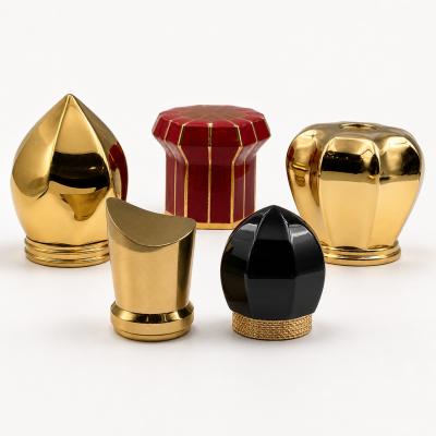 China Luxury Geometric Zamac Perfume Cap Gold Black Red Multi‑Facet Sculpted Metal Perfume Bottle Lid Custom Logo For Fragrance Glass Bottle for sale