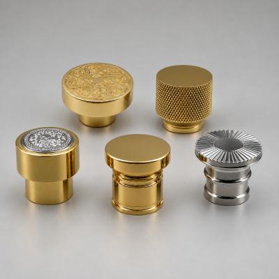 China Luxury Embossed Engraved Zamac Perfume Cap Gold Silver Knurled Sunburst Pattern Metal Perfume Bottle Lid Custom Logo for sale