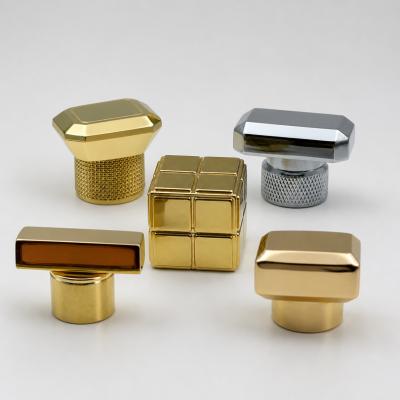 China Luxury Zinc Alloy Perfume Cap Gold Silver Plated Knurled Grid Faceted Square Rectangle Metal Perfume Bottle Lid Custom Logo For Oud for sale