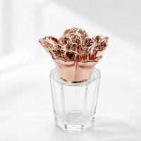 China Custom Zinc Alloy Perfume Cap Luxury Flower Shape Metal Fragrance Bottle Floral Design Electroplated Gold Silver Rose Gold Black for sale