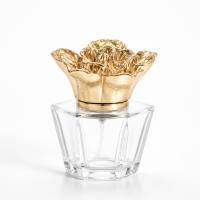 China Custom Zinc Alloy Perfume Cap Luxury Flower Shape Metal Fragrance Bottle Floral Design Electroplated Gold Silver Rose Gold Black for sale