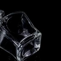 China Clear or Customized Super Flint Glass Whiskey Bottle 700ml 750ml with Cork Stopper for sale