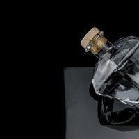 China Glass Whiskey Bottle 700ml with Unique Diamond Shape and Customized Logo for sale