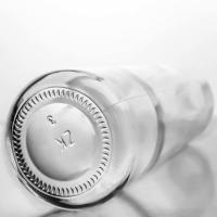 China Customized Super Flint Round Clear Glass Bottle for Gin Rum Vodka Whisky 580ml 1000ml for sale