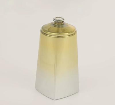 China Elegant Glass Perfume Bottle Featuring Minimalist Design and High Transparency Ideal for Modern Cosmetic Packaging Needs for sale