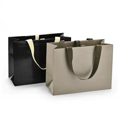 China Varnishing Surface Custom Printed Paper Bags Jewelry Luxury Gift for sale