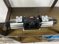 China JIS Standard Hydraulic Solenoid Valve Dg4V-5-3cj-M-U-H7-29-En124 for Vickers Spare Parts for sale
