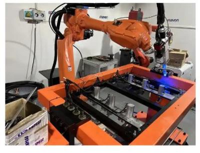 China 2000W Automatic Fiber Laser Welding Robot System 6 Axis Laser Soldering Machine For Metal Aluminum for sale
