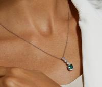 China Emerald Retro Pendant Clavicle Chain in 925 Silver with Pave Setting Inlay Technology for sale