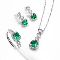China Emerald Retro Pendant Clavicle Chain in 925 Silver with Pave Setting Inlay Technology for sale