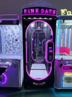 China Dreamland Coin Operated Prize Crane Machine 80x74x220cm CE Certified Arcade Game for sale