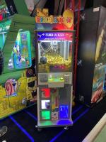 China Dreamland Coin Operated Claw Crane Prize Vending Machine 65x80x185cm CE Certified for sale