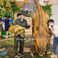 China Custom Hidden Legs Dinosaur Costume Waterproof Adult Realistic Dilophosaurus Design for sale
