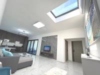 China Smooth Finished Balcony Roof Window Skylight Aluminum Alloy 6063-T5 5mm+12A+5mm Double Glazed for sale