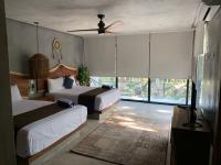 China AS2047 Certified Frameless Glass Sliding Door Folding Screen 450pa Water Resistance for sale