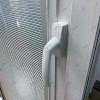 China Aluminum Sliding Door with Automatic Closure and Built-in Glass Blinds 5mm+12A+5mm for sale