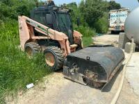 China Used CASE 420 Skid Steer Sweeper Attachment Compact Loader Rotary Broom Hydraulic Driven Municipal Cleaning Equipment for sale