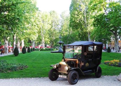 China Ford T Model Replica Vintage Golf Cart With Aluminium Alloy Wheel Vacuum Tyre for sale