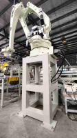 China 2.5m Ultra-High Bag Palletizing Solution with Robotic Riser Pedestal Palletizing Robot for sale
