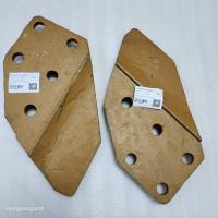 China Excavator Spare Parts Cutter Side 63E1-3533 63E1-3534 For R210LC7 R250LC7 R320LC7 for sale