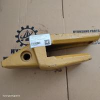China Excavator Bucket Parts Adapter-Tooth 61NA-31320 61Q9-30600 For R360LC7 R300LC9S for sale