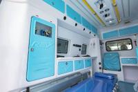 China Ford Diesel 4×2 Emergency Ambulance - 5820mm Length, 5000kg Mass, National VI Emission Standard for sale