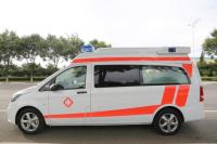 China Mercedes-Benz Medical Ambulance 2.0T Gasoline 7-Seat with 9-Speed Automatic Transmission and 2700mm Medical Cabin for sale