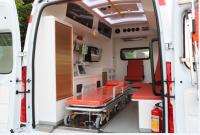 China Ford Transit 9-Seat Medical Ambulance 4×2 Diesel 2.2L Engine 3700kg Capacity for sale