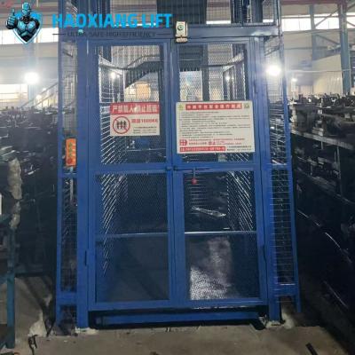 China Custom 2-Ton 6M Indoor Hydraulic Cargo Lift - Four-section Door & Rhombic Mesh Barrier for sale