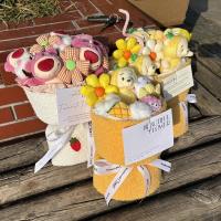 China Pineapple Bear Plush Doll Flower Bouquets Given to Girlfriends as Birthday Gifts and Graduation Gifts on May 20th and Qixi Festival Valentine's Day for sale