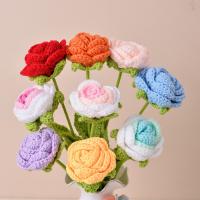 China Handmade Knitted Rose Artificial Flowers, Crochet Floral Bouquet, DIY Yarn Knitting, Handcrafted Hook Flower Arrangement for sale