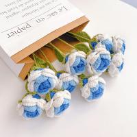 China Handmade Crochet Gradient Rose Artificial Flowers, Floral Decor, Hyper-Realistic Blooms for Festive Gifting for sale