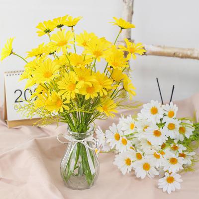 China Artificial Daisy Flowers Silk Chamomile Bouquet in Multiple Color for Living Room and Mall Display for sale