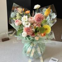 China Flower Love, People's Day, small lace, cellophane, lace border, waterbag, flower paper, flower shop, popular bouquet packaging material for sale