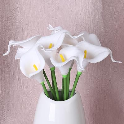 China Cross-border wholesale of simulated hand feel PU calla lily bouquets, artificial flowers, plastic flowers, wedding living room decoration and display flowers for sale