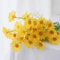 China Simulated flower chamomile decoration, fake flower mall living room decoration, flower bouquet, plastic dried flower table decoration, small daisy for sale