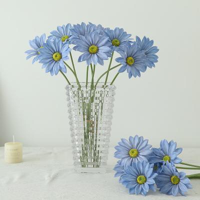 China Three pieces of faux silk fabric made of summer chrysanthemum artificial flowers for home wedding decoration, with a high-end feel, are finished faux flowers for sale