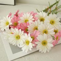 China Three pieces of faux silk fabric made of summer chrysanthemum artificial flowers for home wedding decoration, with a high-end feel, are finished faux flowers for sale